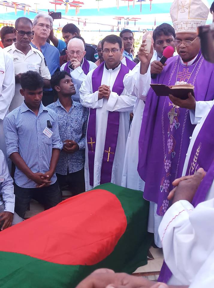 BANGLADESH Thousands of Christians, Muslims and Hindus welcome the body ...