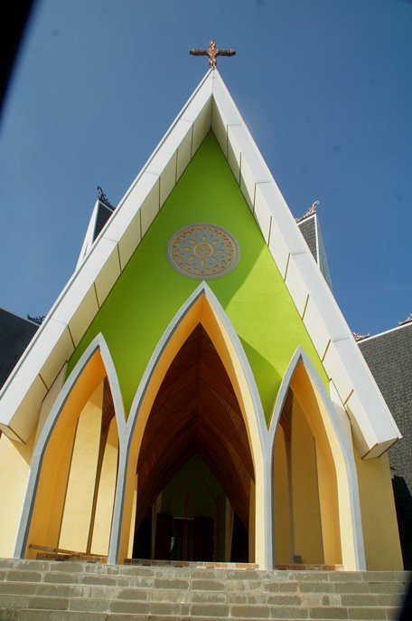 INDONESIA Some 15,000 people come to Sanggau for the inauguration of ...