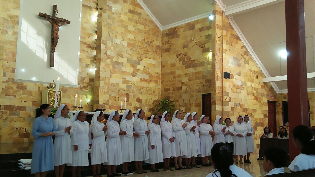 INDONESIA Indonesian clergy mingle with young people and Catholic ...