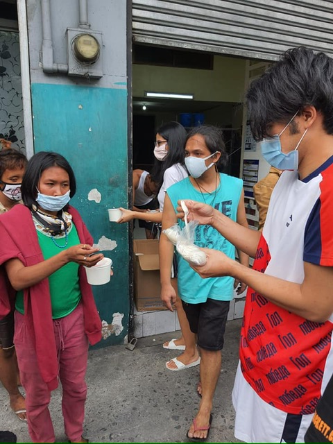 Fotos De Personas Ayudando A Personas Sin Hogar